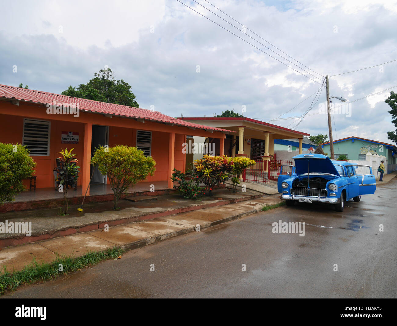 Car being fixed hi-res stock photography and images - Alamy
