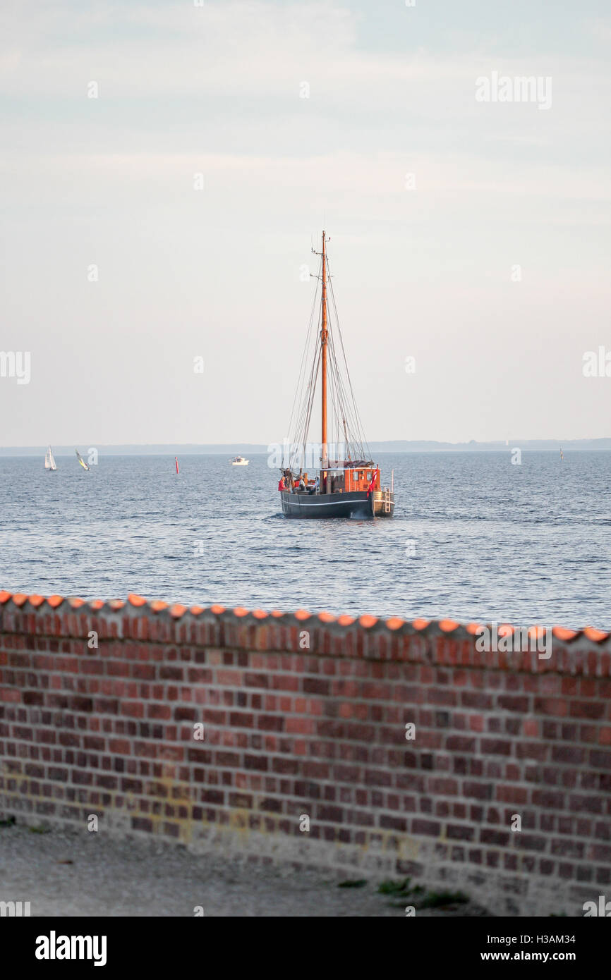 Deep water drilling ship hi-res stock photography and images - Alamy