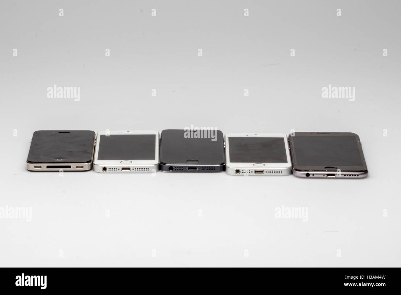 Five apple phones from the oldest to newest Stock Photo - Alamy