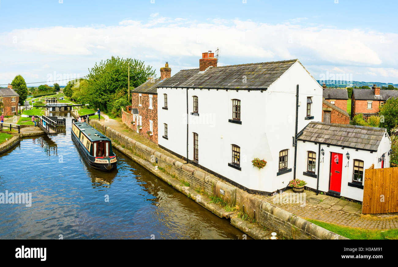 Top Lock Cottage High Resolution Stock Photography and Images - Alamy