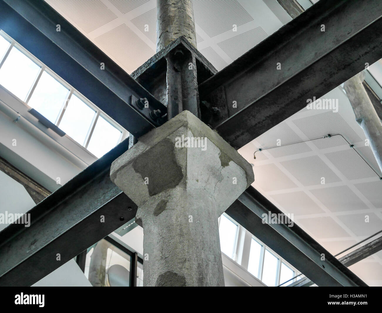Construction made out of steel holding roof Stock Photo - Alamy