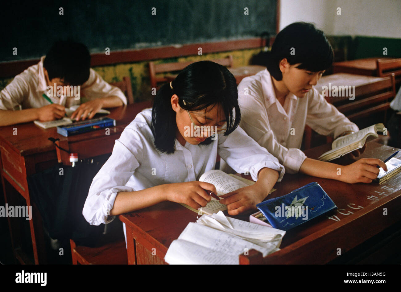 Chinese middle school students in Nanjing, Jiangsu Province, China ...