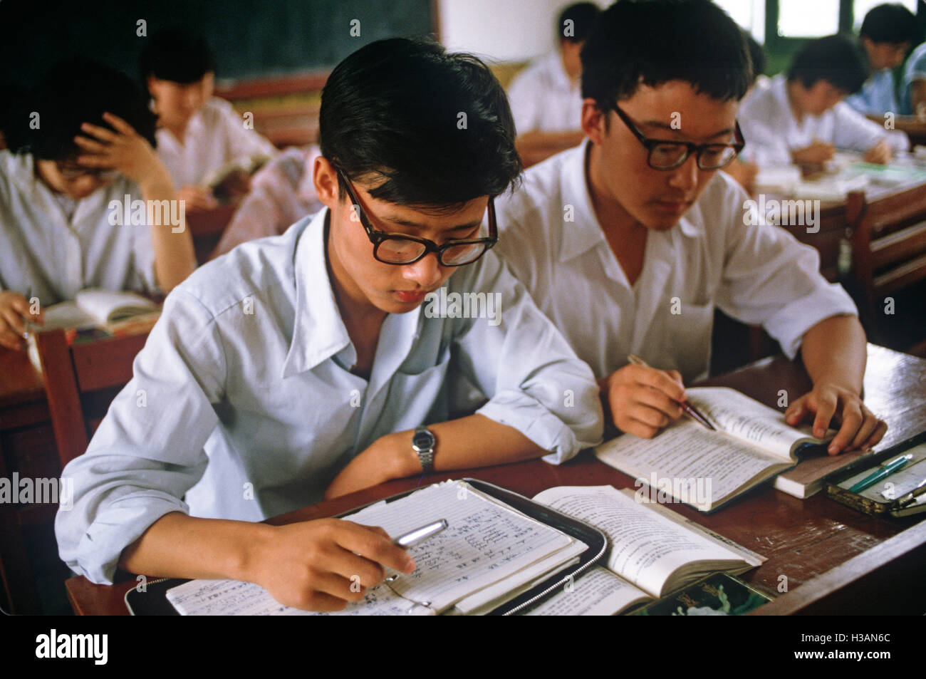 1980s chinese students china 1980 hi-res stock photography and images ...