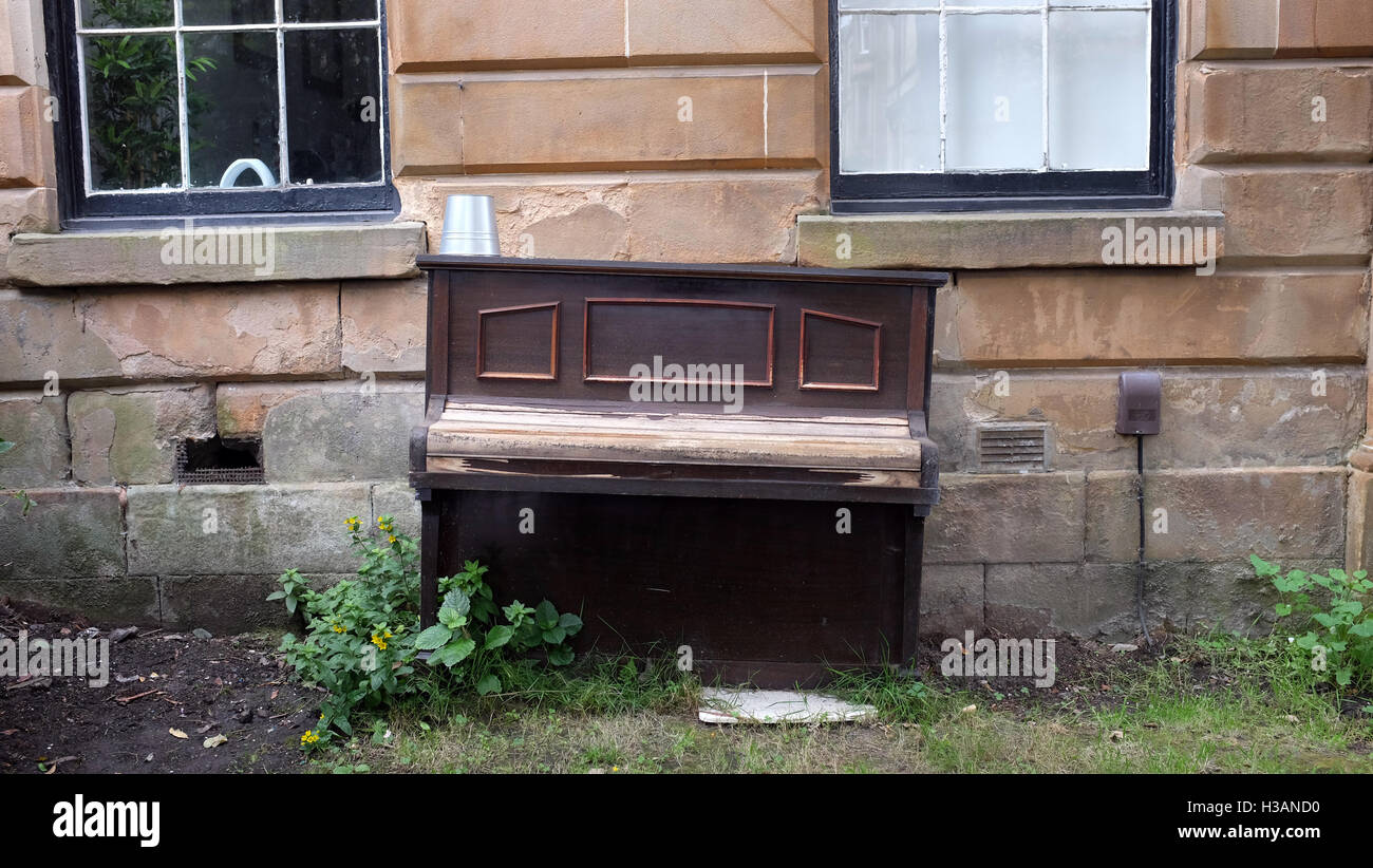 Piano outside tenement flat Glasgow Stock Photo - Alamy