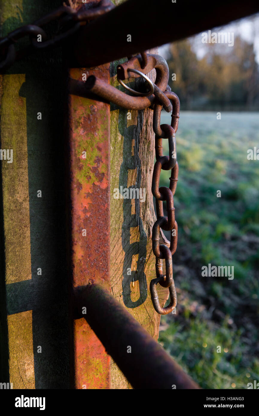 Old chain on a farm gate hi-res stock photography and images - Alamy