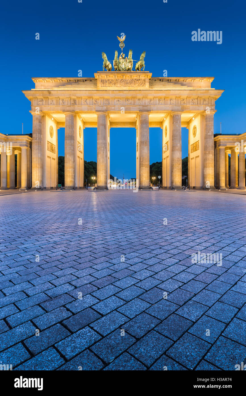 Classic gate hi-res stock photography and images - Alamy