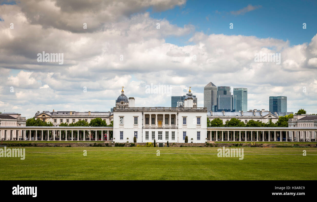 Queens house museum and canary wharf skyline hi-res stock photography ...
