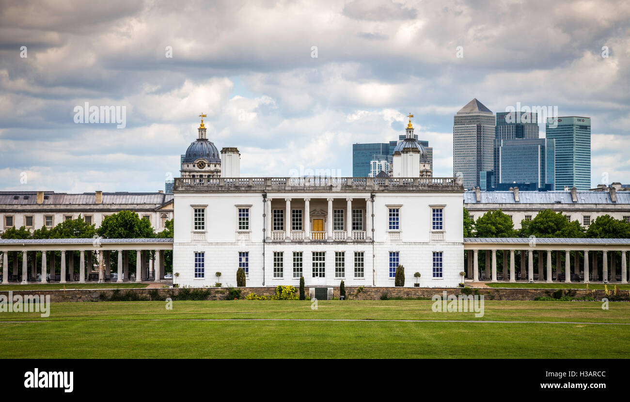 Queens house museum and canary wharf skyline hi-res stock photography ...