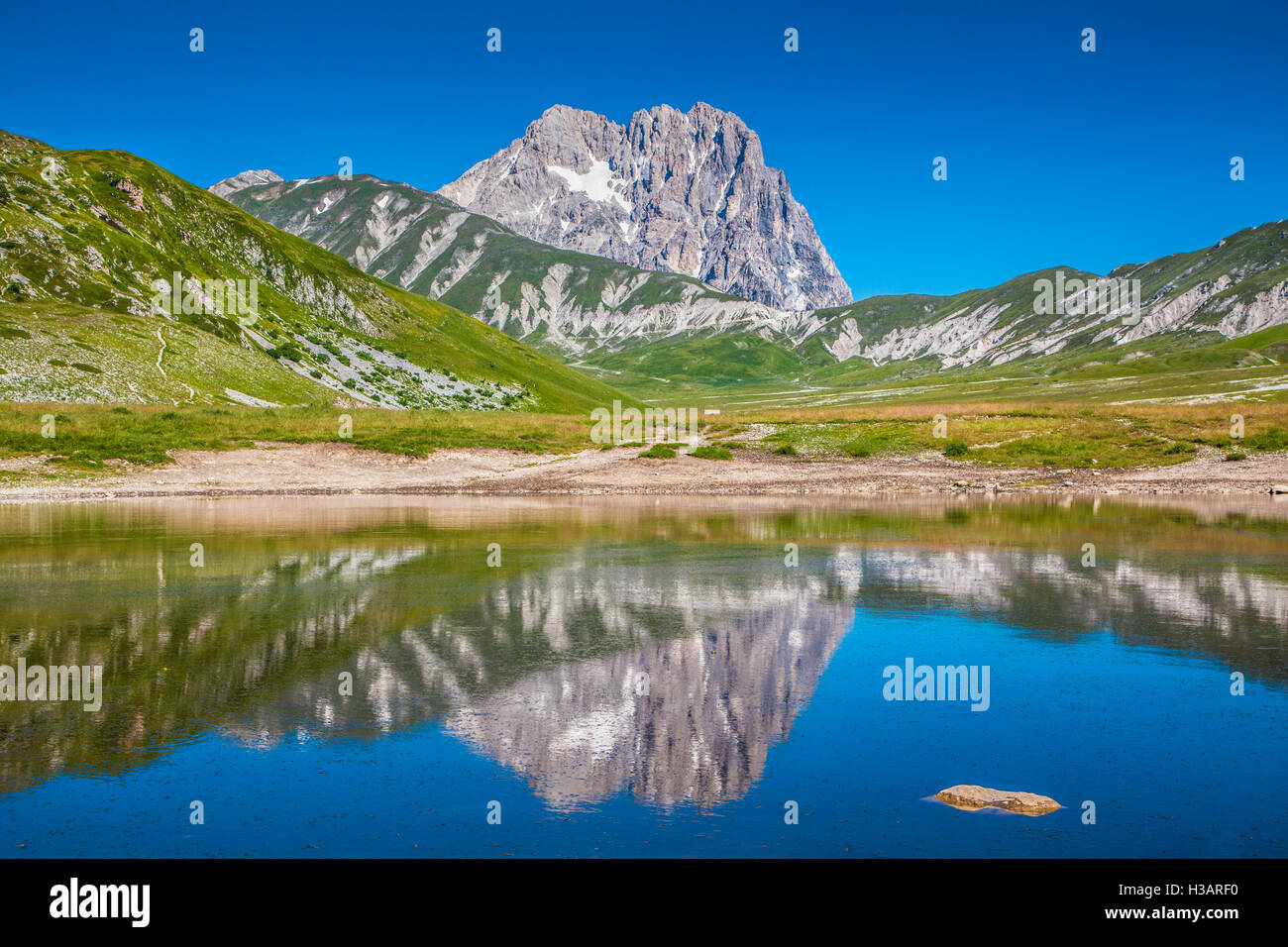 Beautiful landscape with Gran Sasso d'Italia peak at Campo Imperatore ...