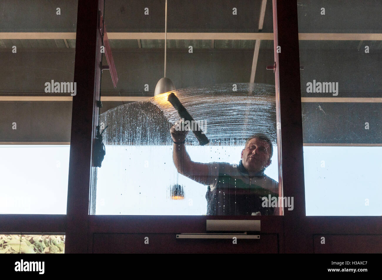 Man cleaning windows hi-res stock photography and images - Alamy
