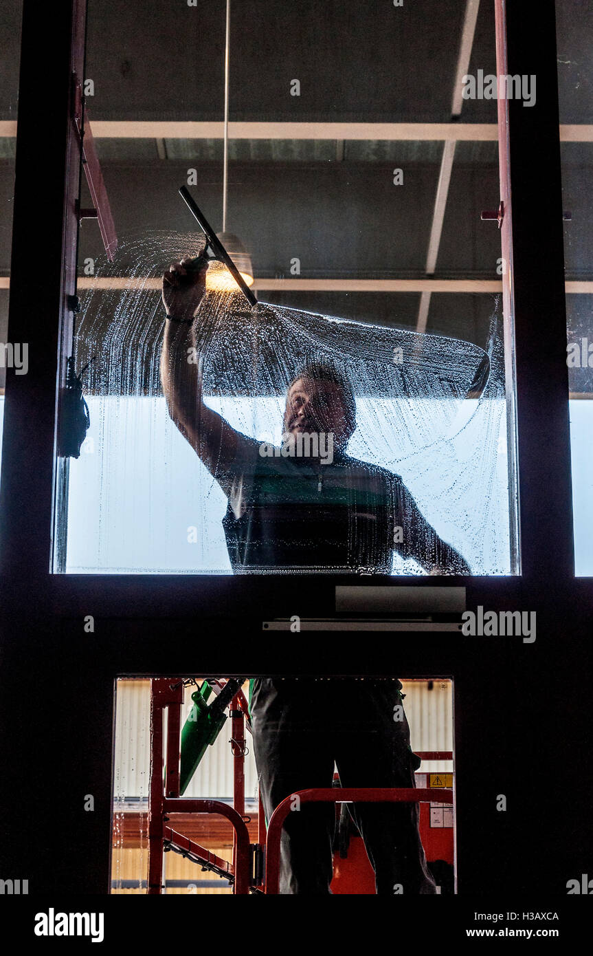 Man cleaning windows hi-res stock photography and images - Alamy