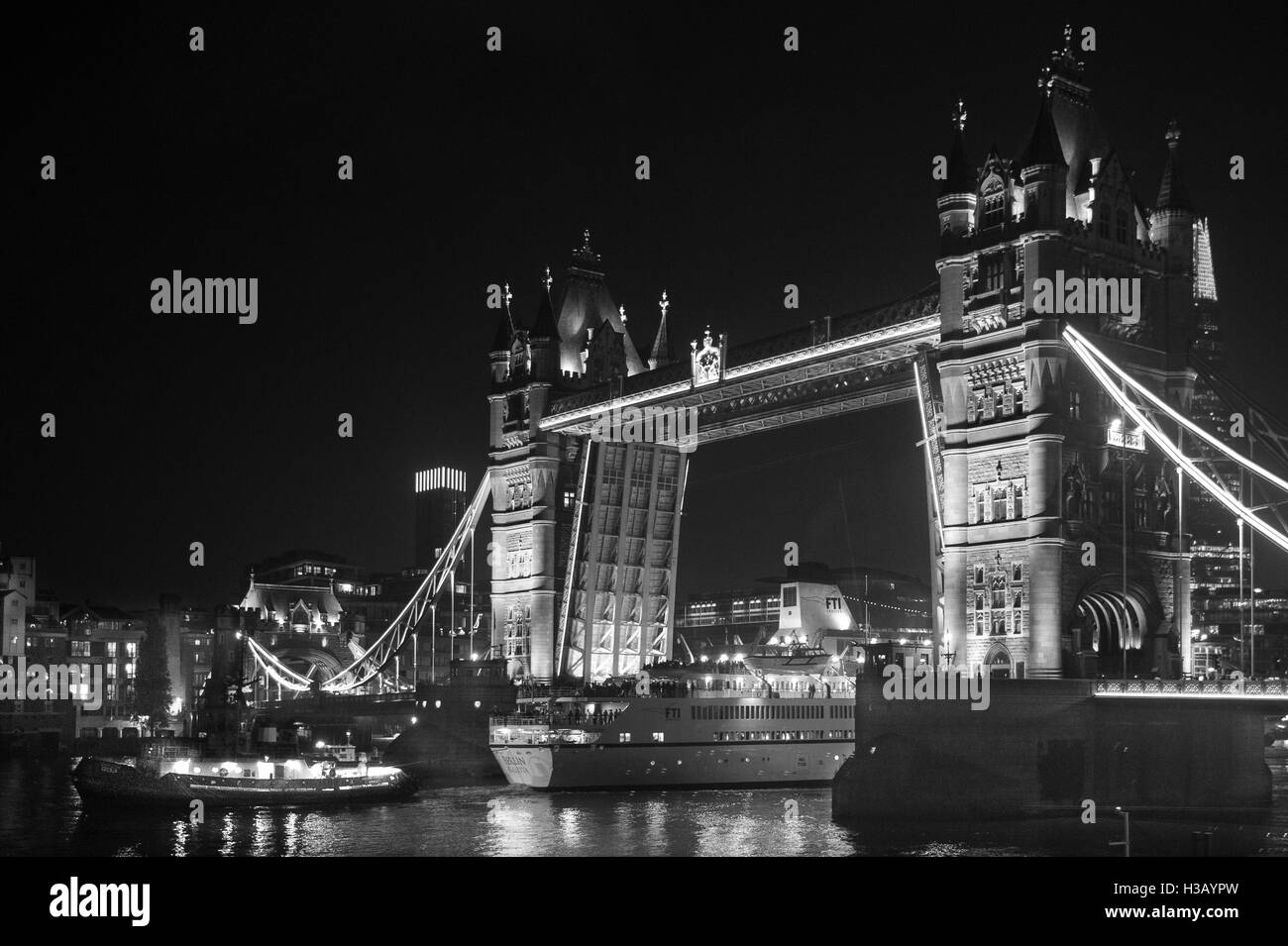 Night river hi-res stock photography and images - Alamy