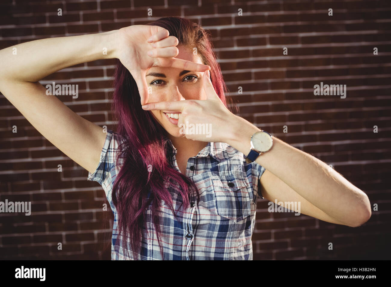 Woman forming a square with her fingers Stock Photo - Alamy