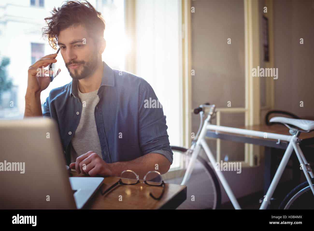 Man cafe on phone hi-res stock photography and images - Alamy