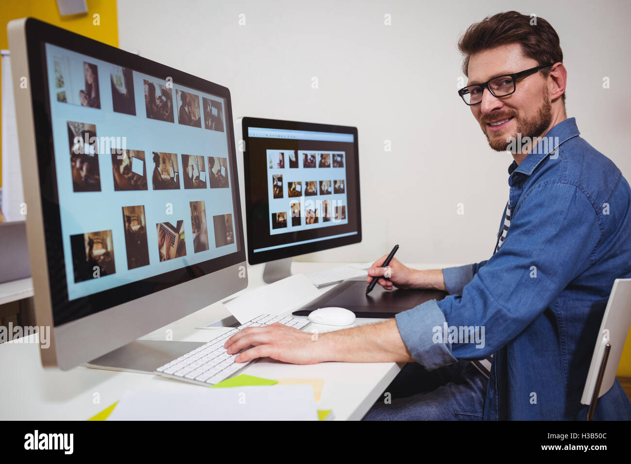 Editor computer hi-res stock photography and images - Alamy