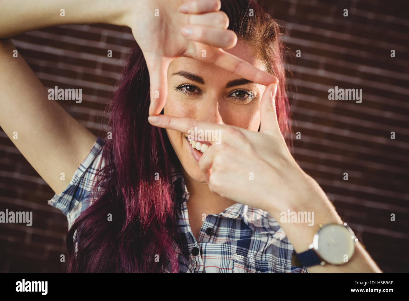 Woman forming a square with her fingers Stock Photo - Alamy