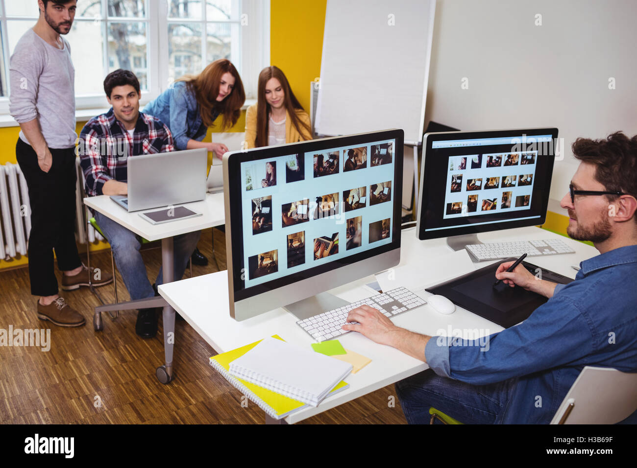 Editor computer hi-res stock photography and images - Alamy