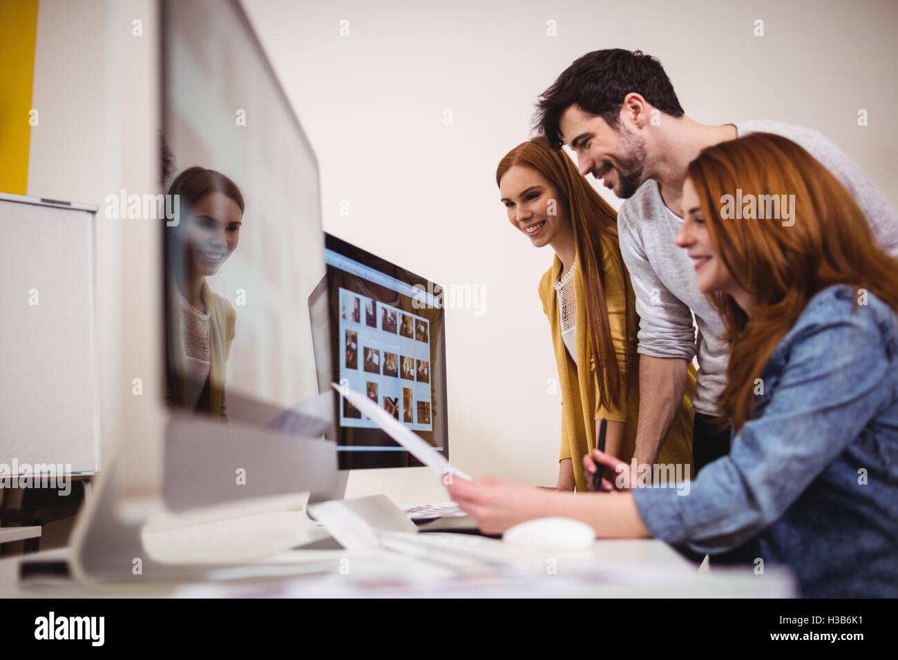 Creative team using computers hi-res stock photography and images - Alamy
