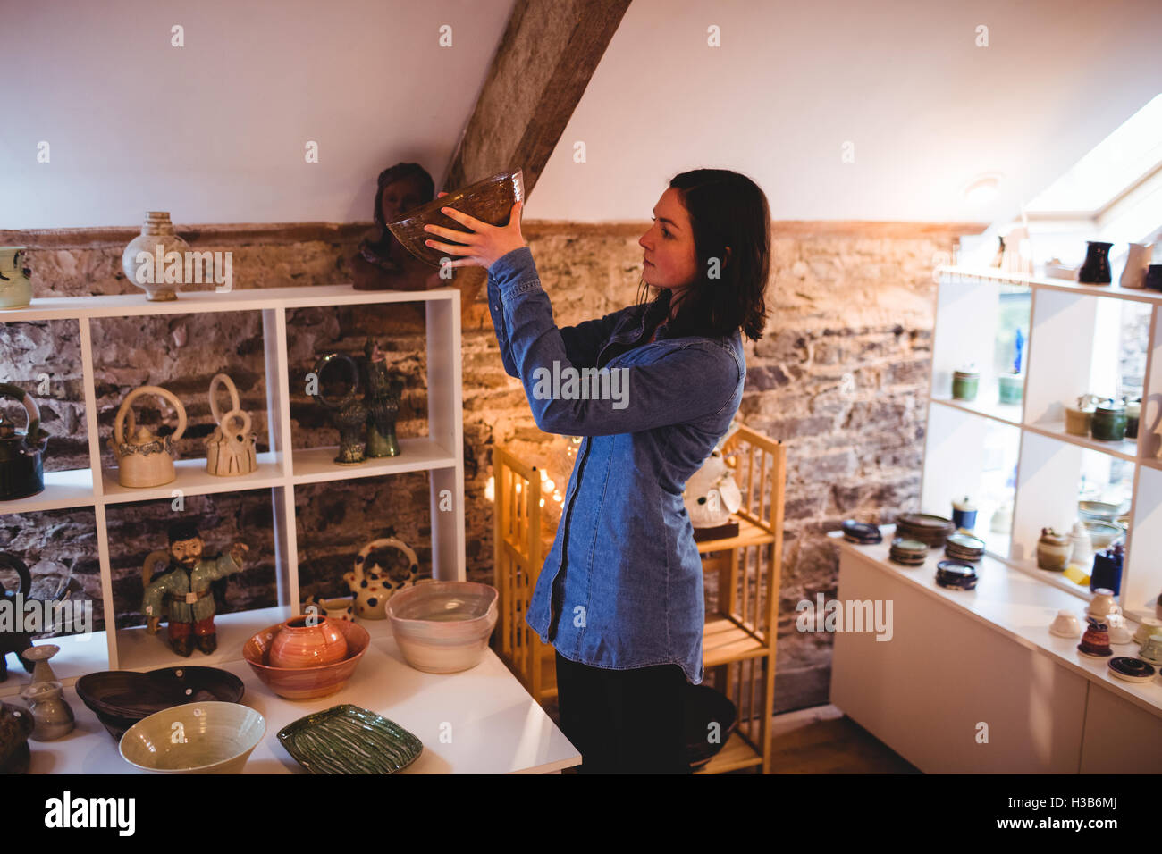 Ceramic store hi-res stock photography and images - Alamy