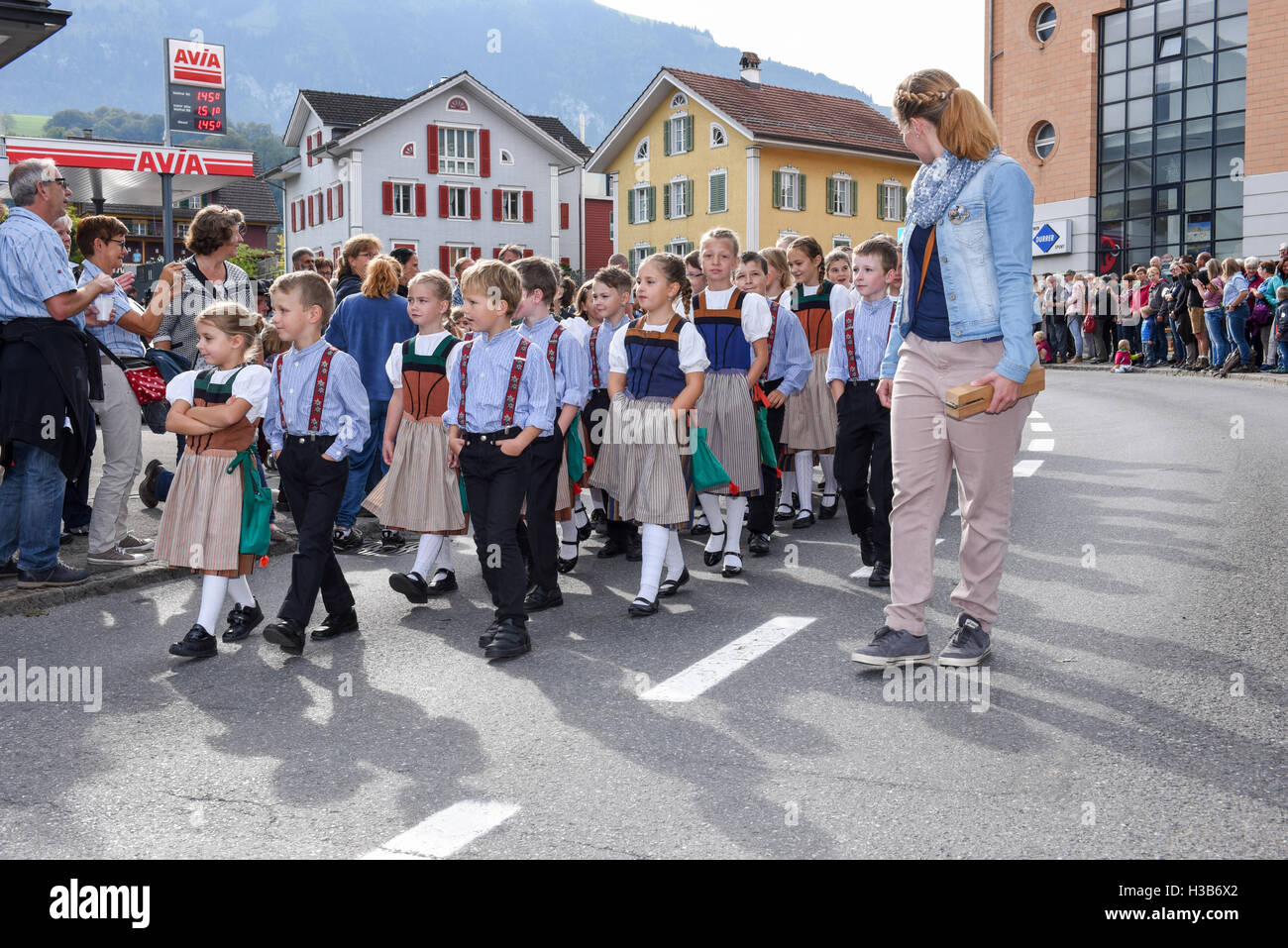 Kerns, Switzerland - 1 Oktober 2016: children marching on traditional ...