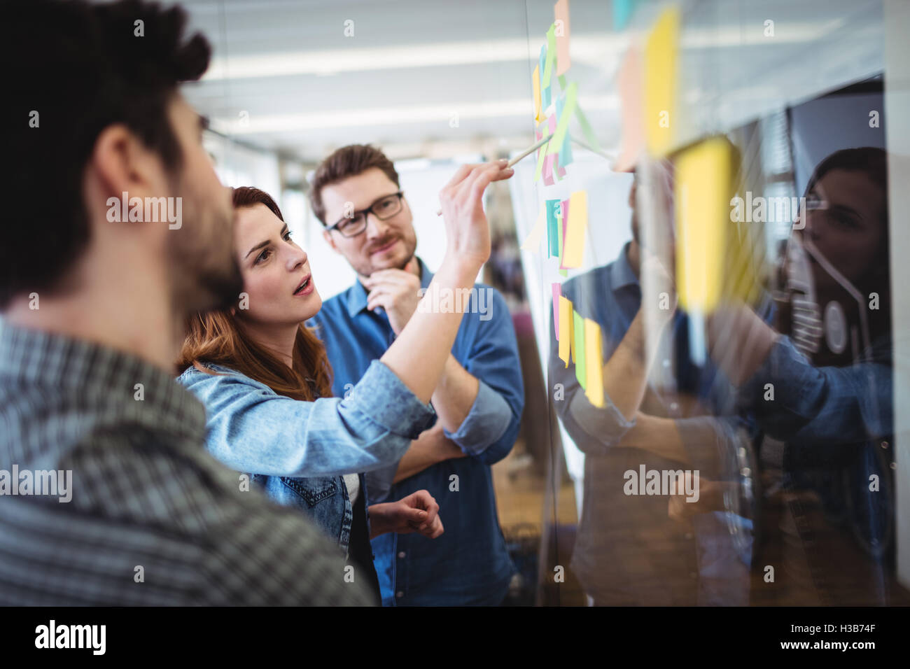 Woman writing notes on sticky paper hi-res stock photography and images ...
