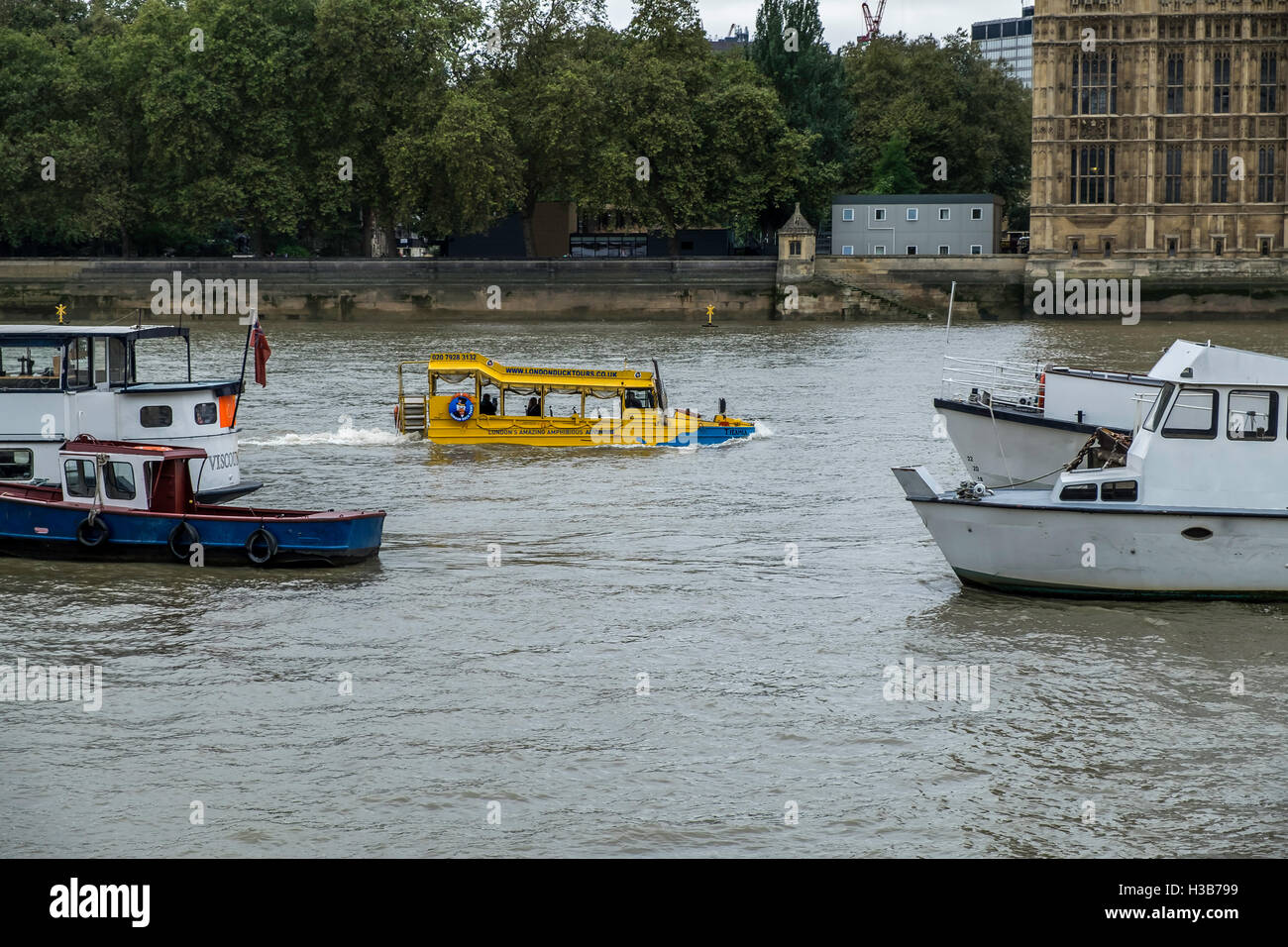 Yellow tourist boat hi-res stock photography and images - Alamy