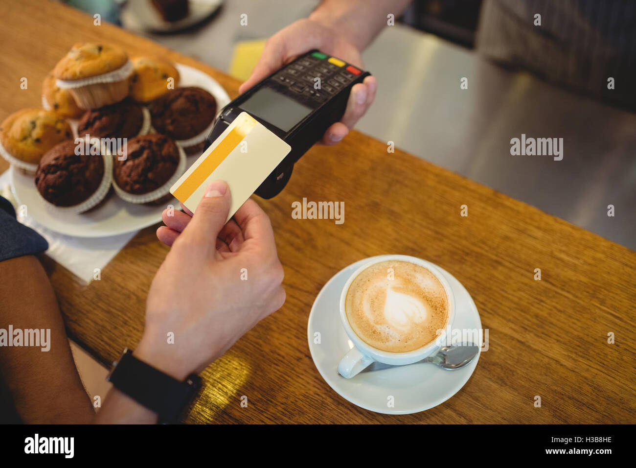 Payment through debit card hi-res stock photography and images - Alamy