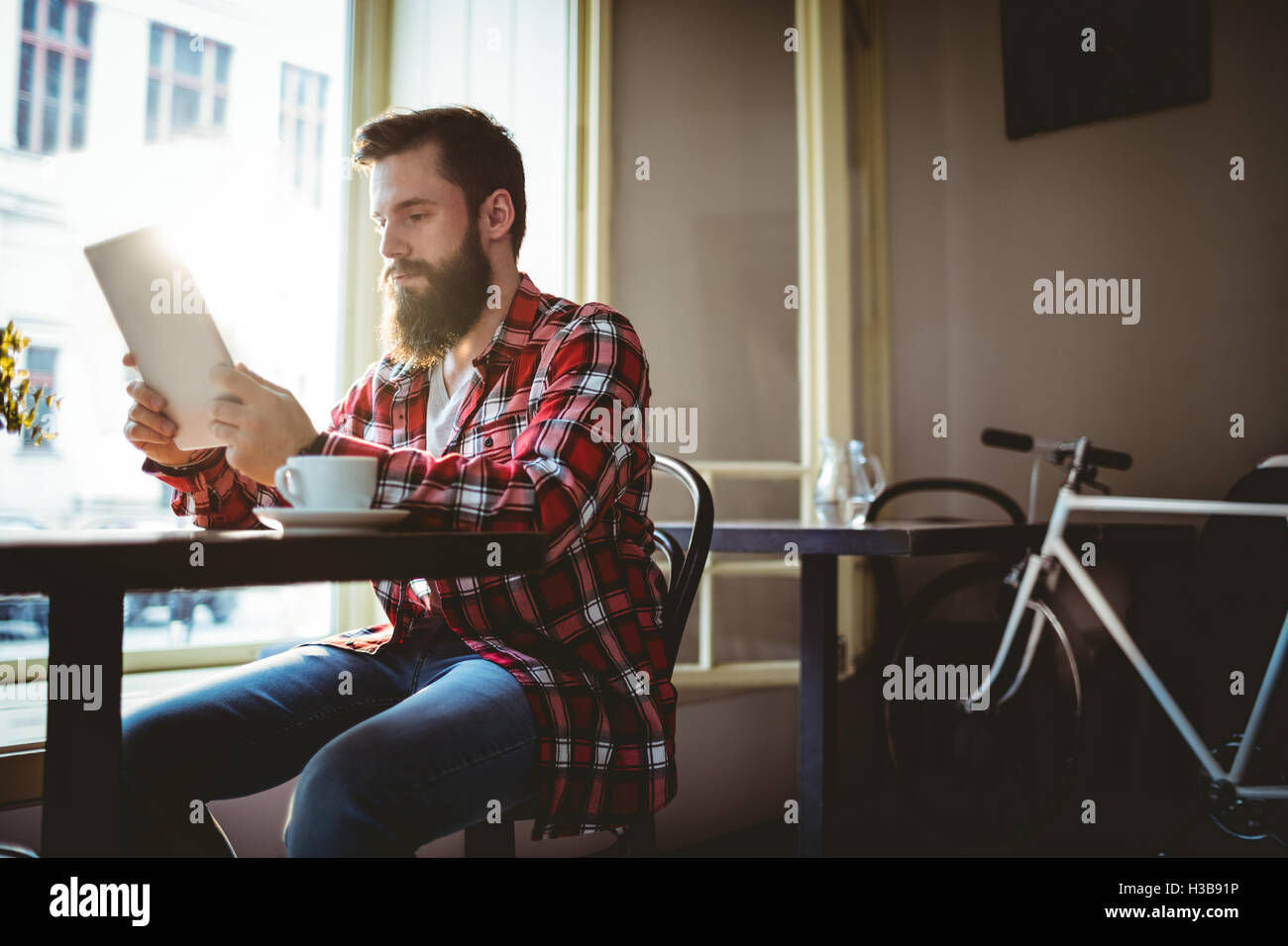Tablet customer shop retail hi-res stock photography and images - Alamy