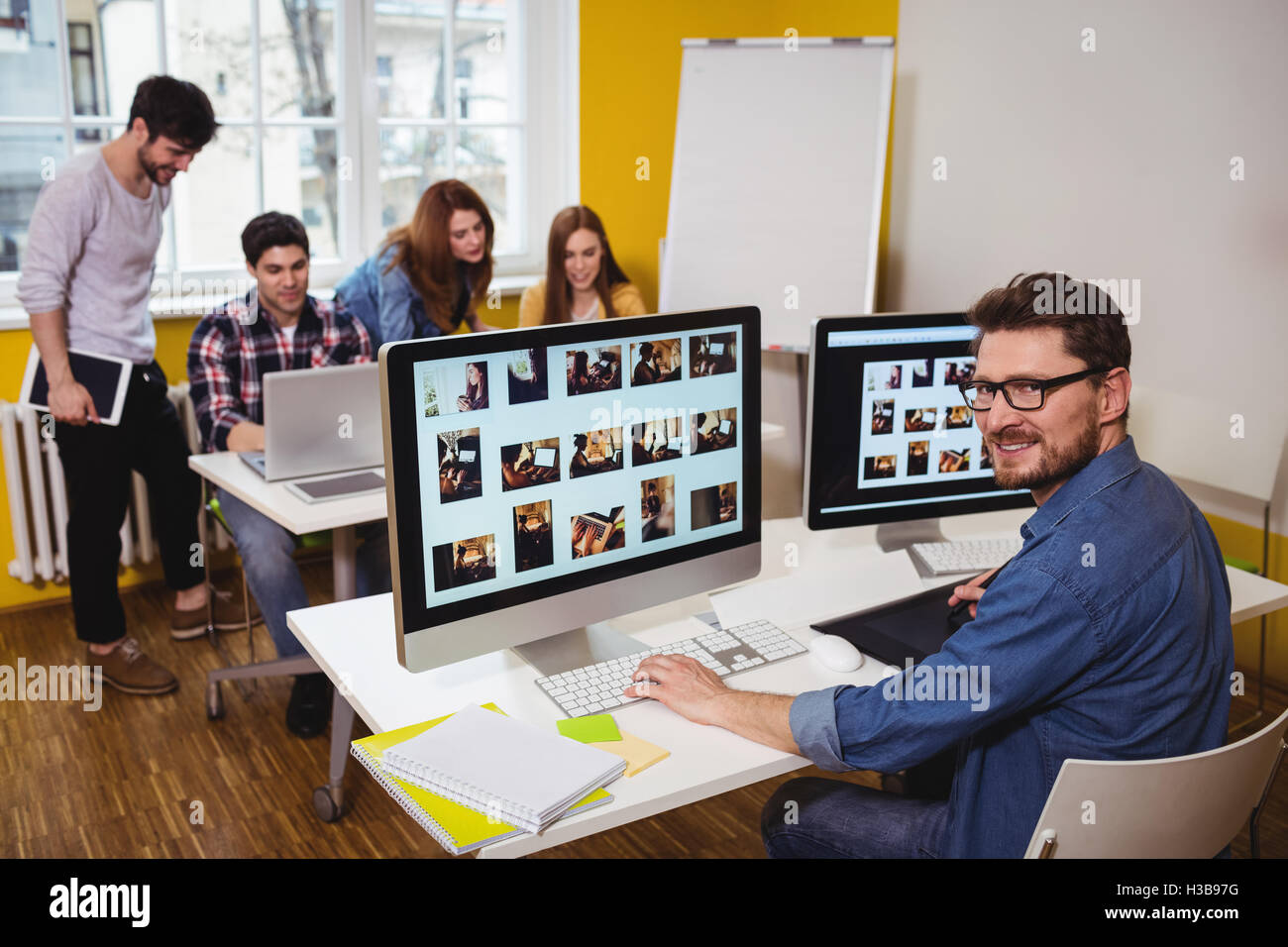 Editor computer hi-res stock photography and images - Alamy