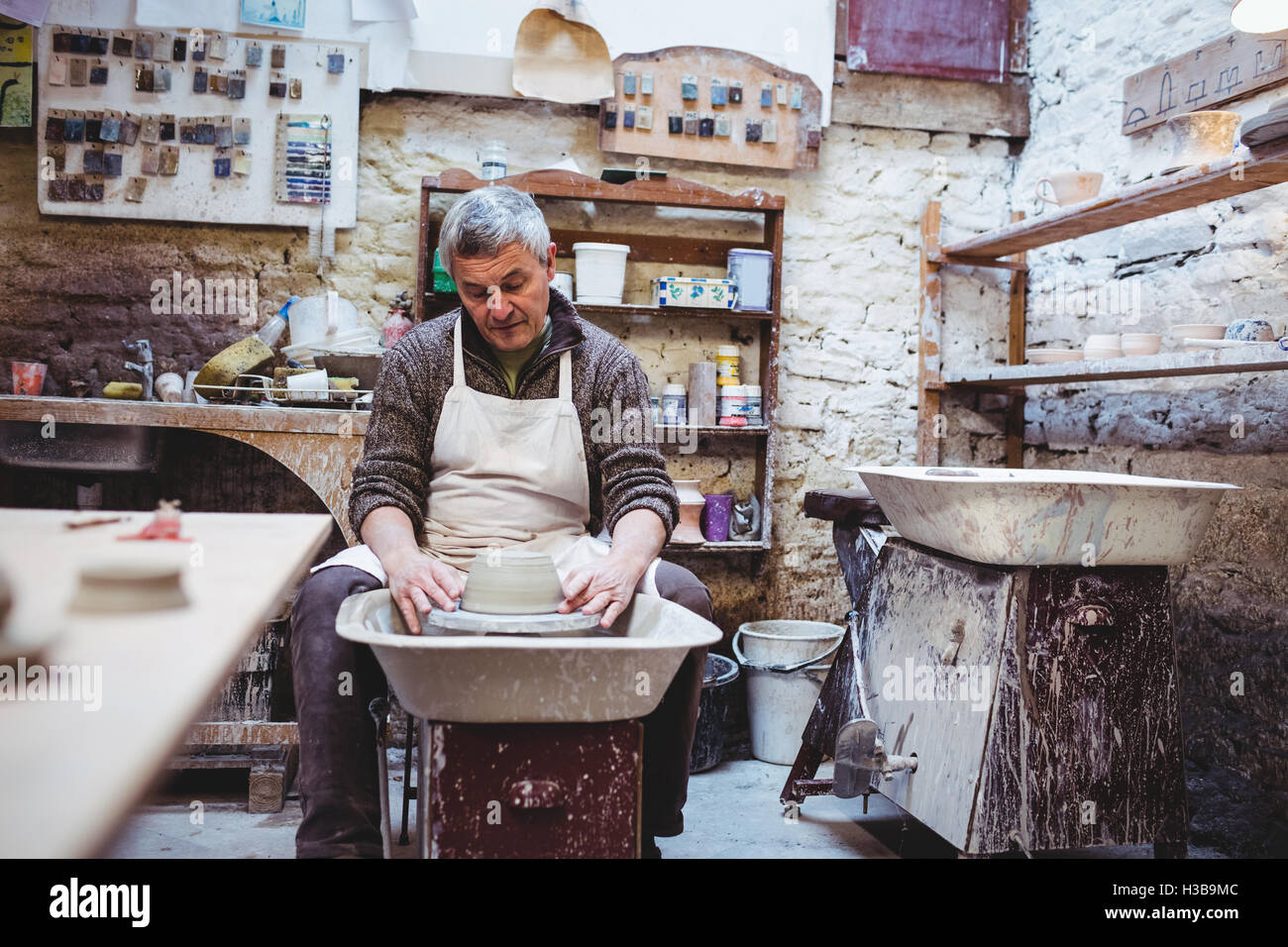 Male potter at pottery workshop Stock Photo - Alamy