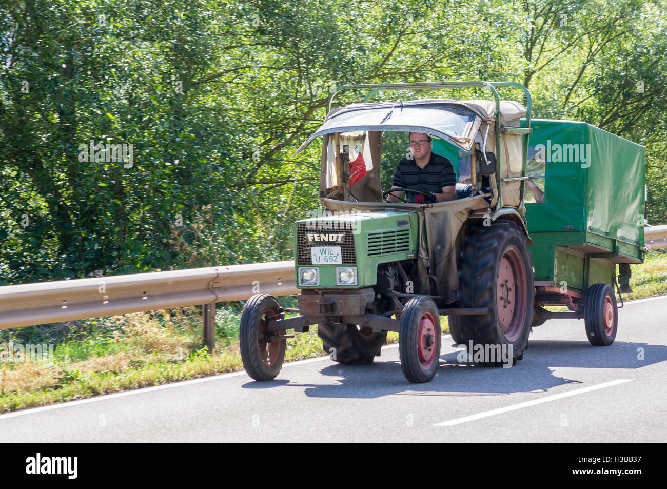 A vineyard worker driving a Fendt small tractor, Ürzig, Mosel river ...