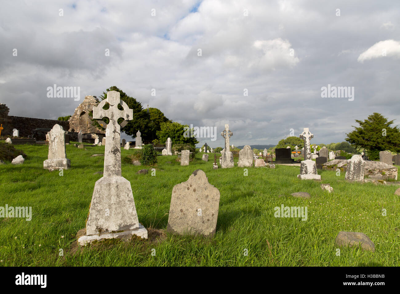 old celtic cemetery graveyard in ireland Stock Photo - Alamy