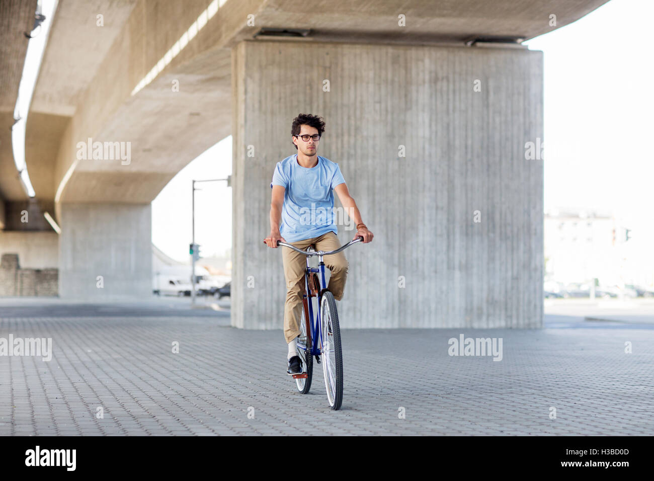 young hipster man riding fixed gear bike Stock Photo - Alamy