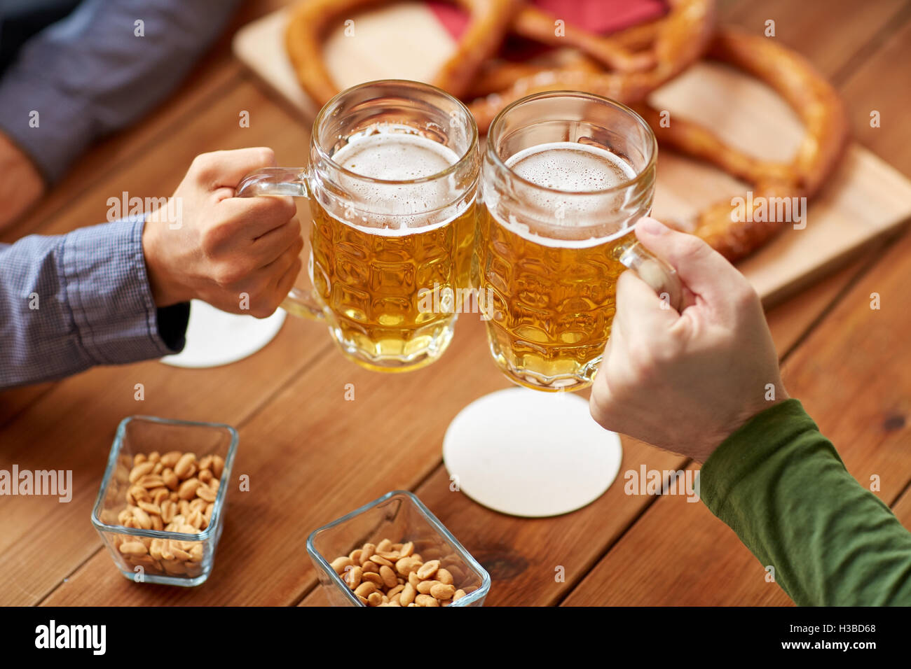 Clinking beer mugs hi-res stock photography and images - Alamy