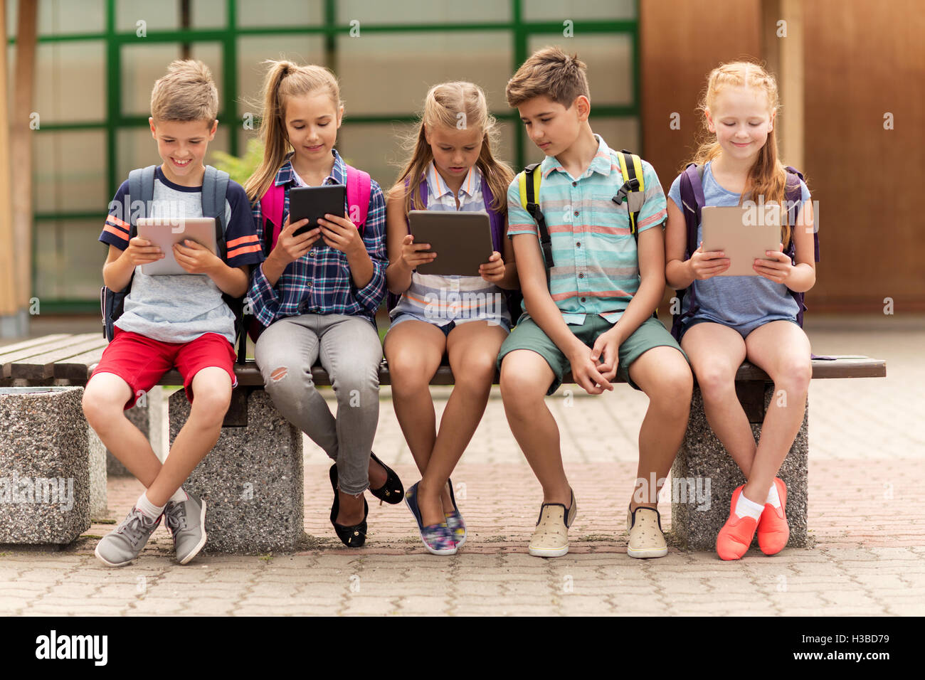 group of happy elementary school students talking Stock Photo - Alamy