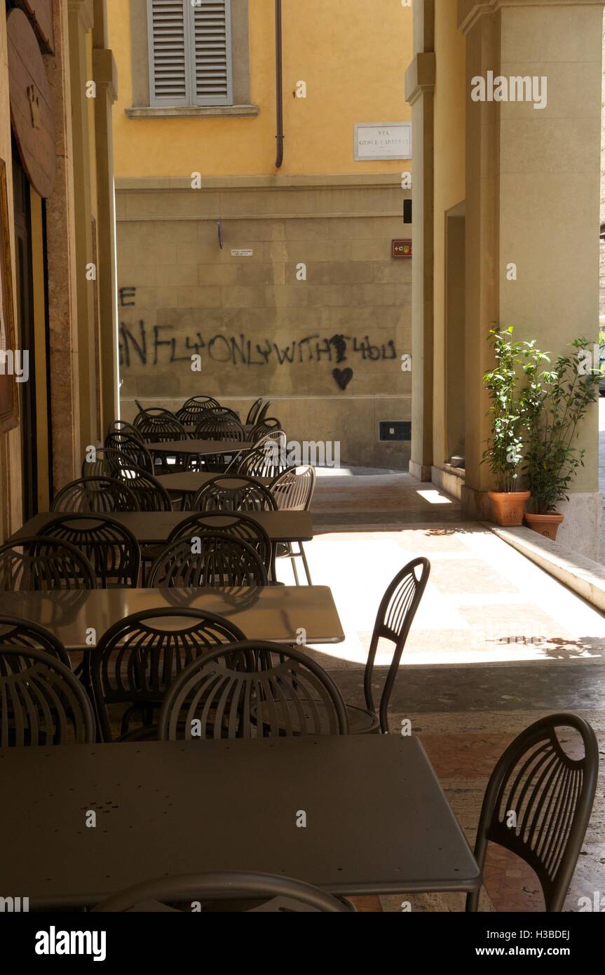 Tables and chairs outside cafe, caffe in Italy Stock Photo - Alamy