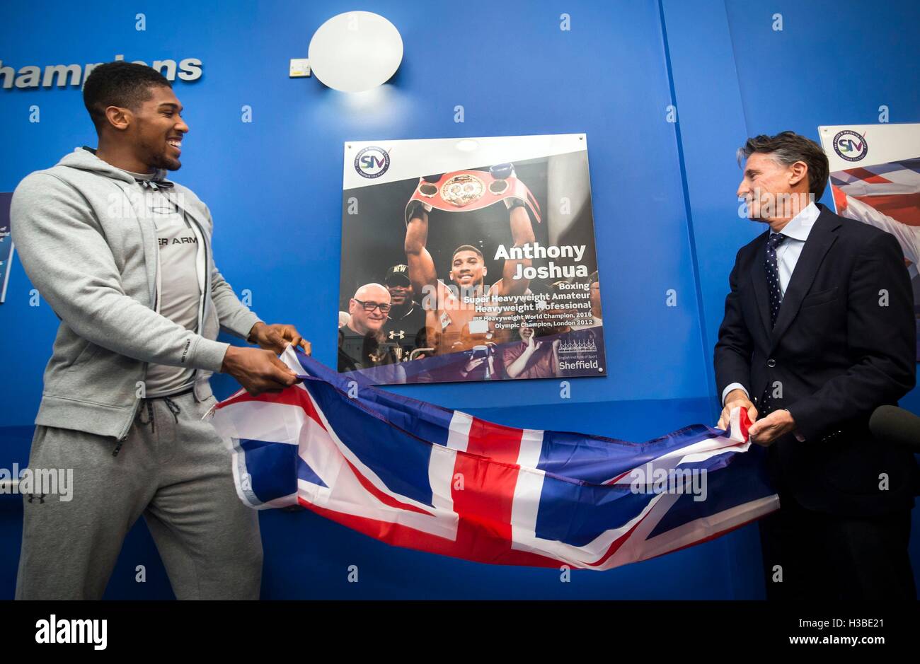 Lord Sebastian Coe (right) inducts IBF heavyweight champion Anthony ...