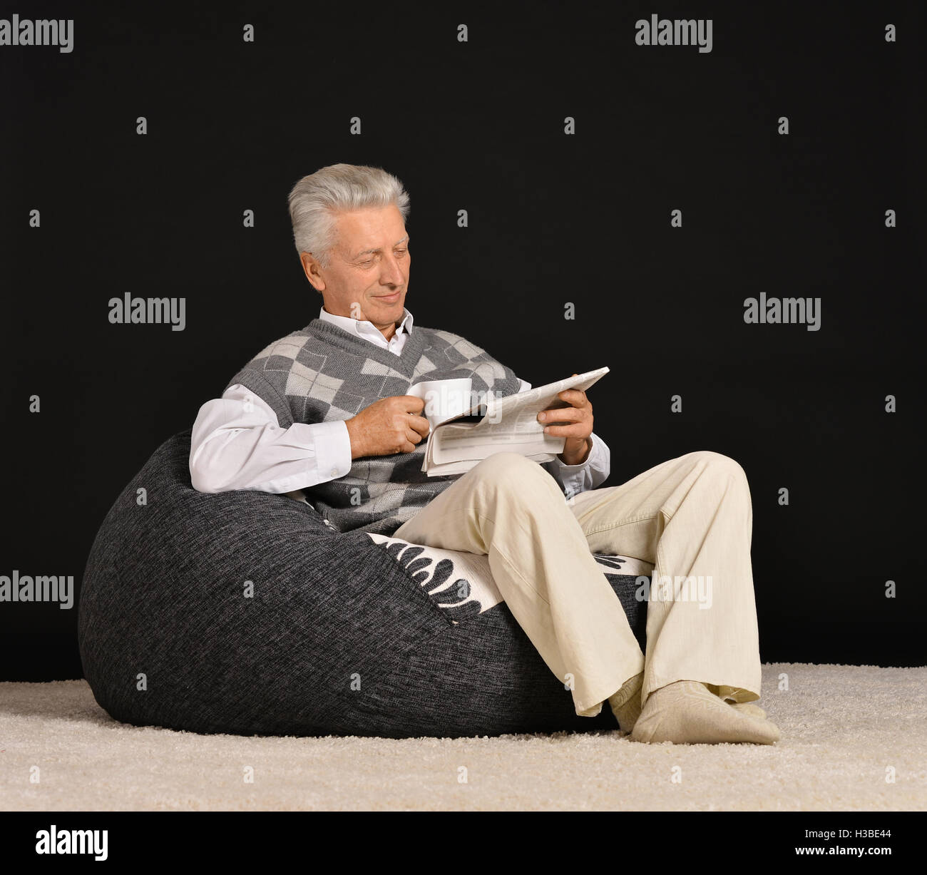 Senior male newspaper armchair hi-res stock photography and images - Alamy
