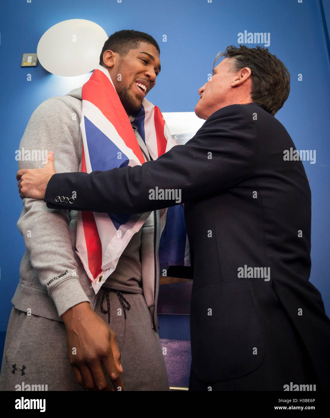 Lord Sebastian Coe (right) inducts IBF heavyweight champion Anthony ...