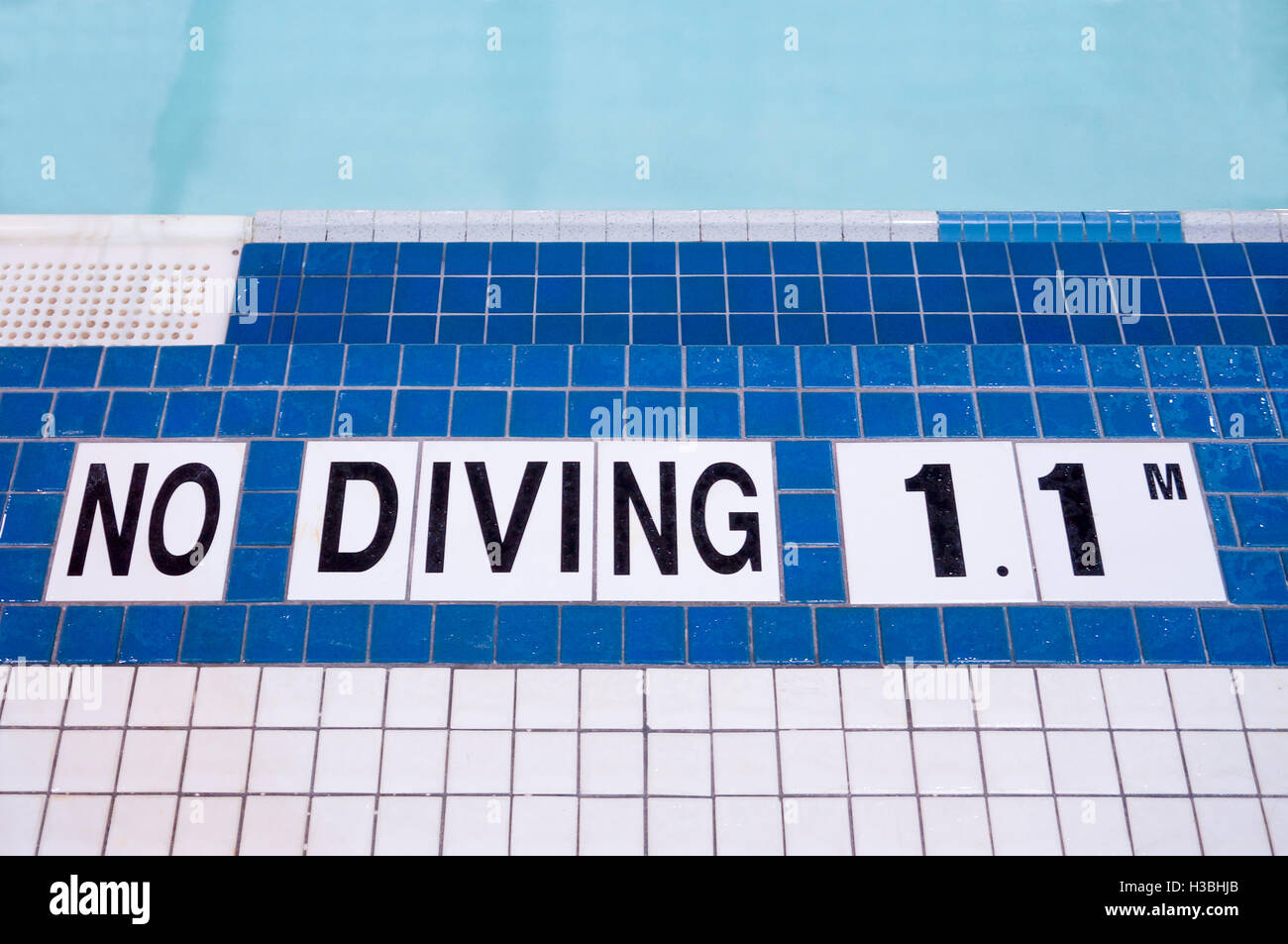 Pool depth sign hi-res stock photography and images - Alamy