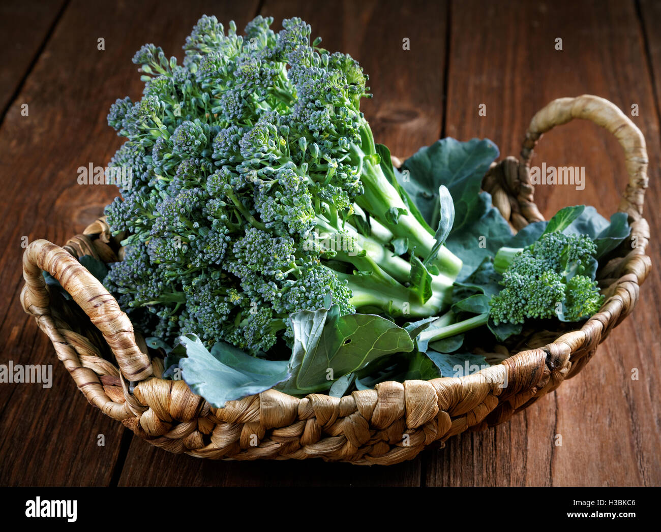 Broccoli with leaves hi-res stock photography and images - Alamy