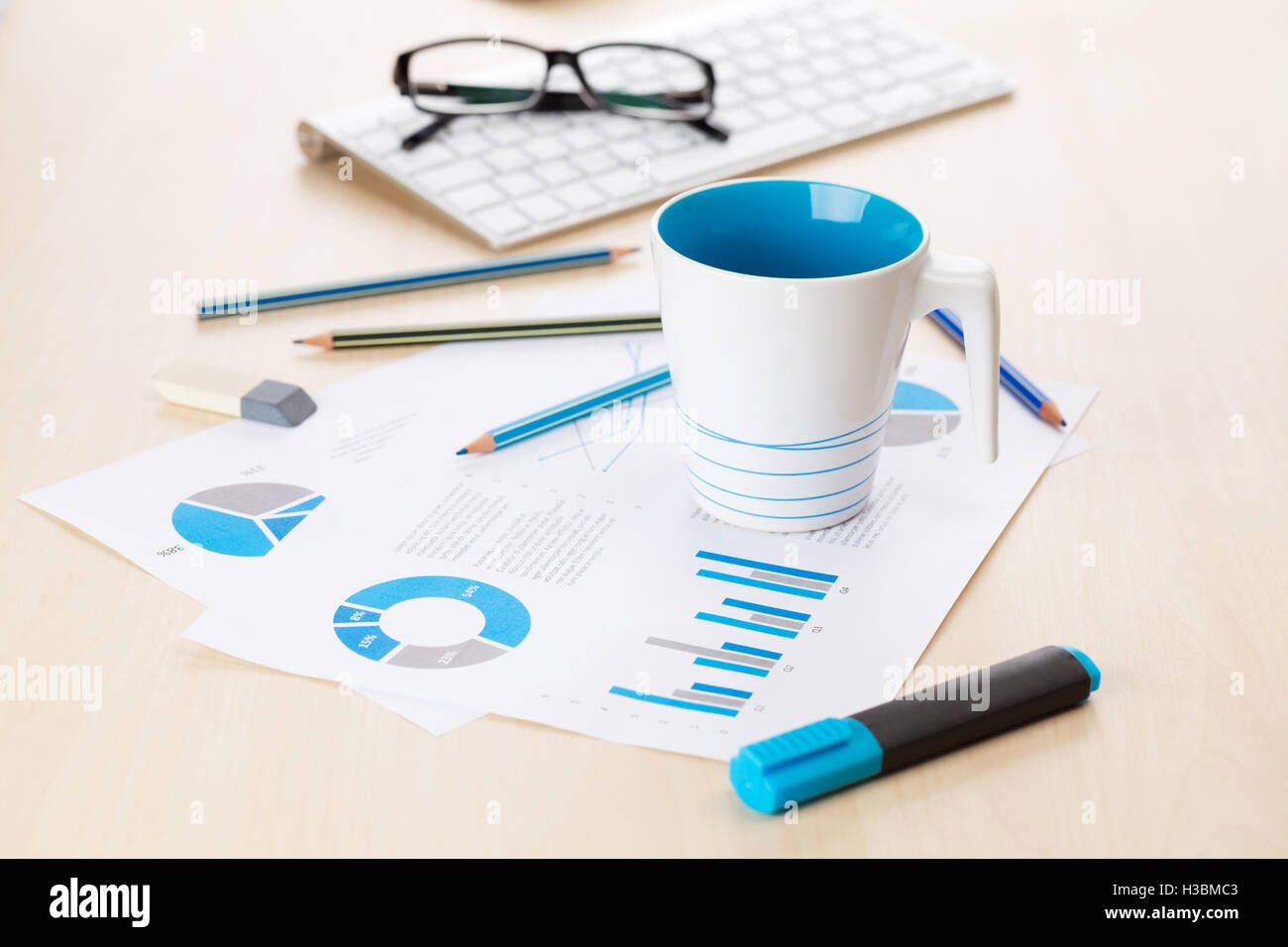 Reports on desk hi-res stock photography and images - Alamy