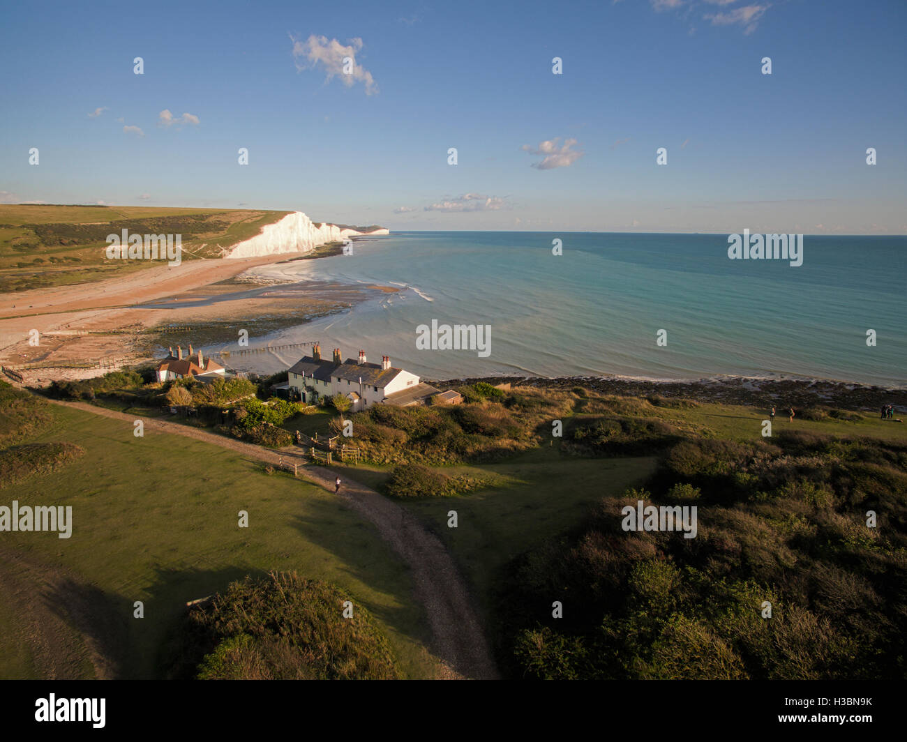 Cuckmere valley estuary with cottages and Seven Sisters cliffs Stock ...