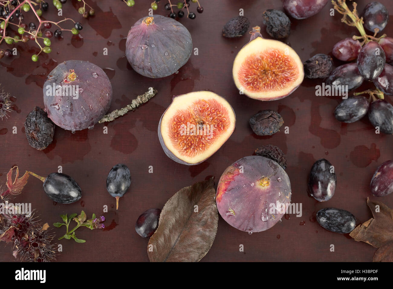 Background of fig fruit and autumn fruit Stock Photo - Alamy