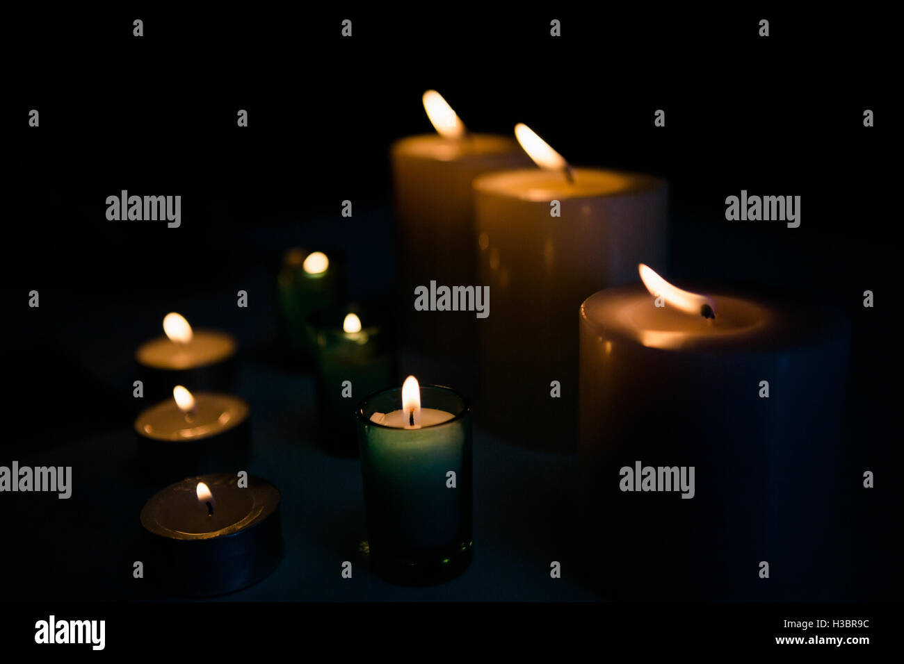 Row of lit candles hi-res stock photography and images - Alamy