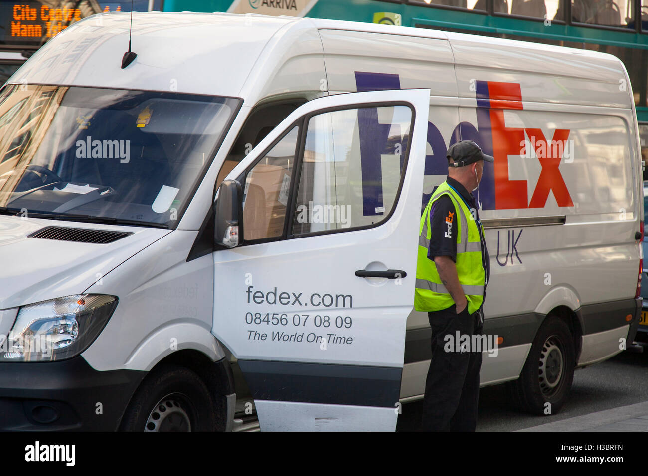 Fedex Delivery Man Stock Photos & Fedex Delivery Man Stock Images - Alamy