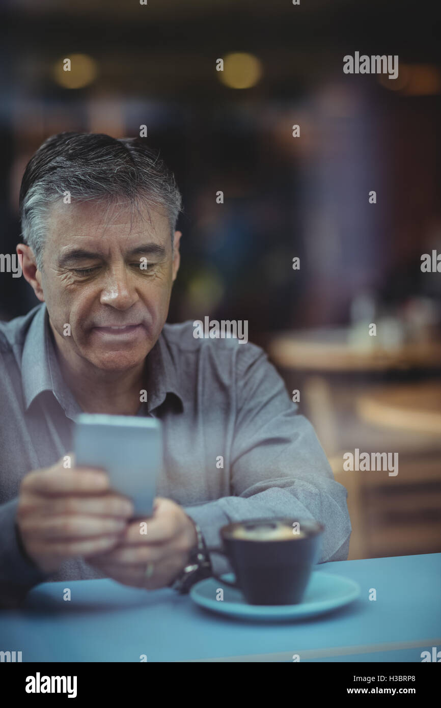 Man text messaging on mobile phone Stock Photo - Alamy