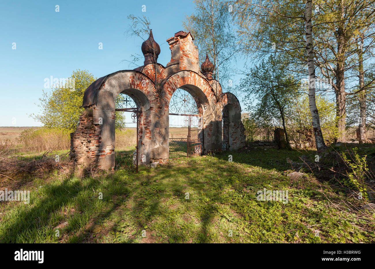 Iron cemetery entrance gates hi-res stock photography and images - Alamy