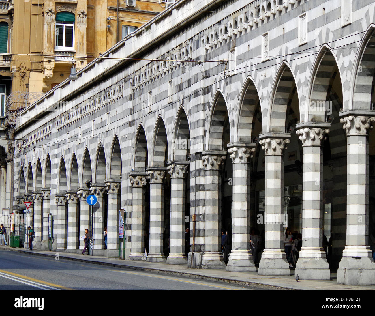 Wide arcade for shade and shelter hi-res stock photography and images ...