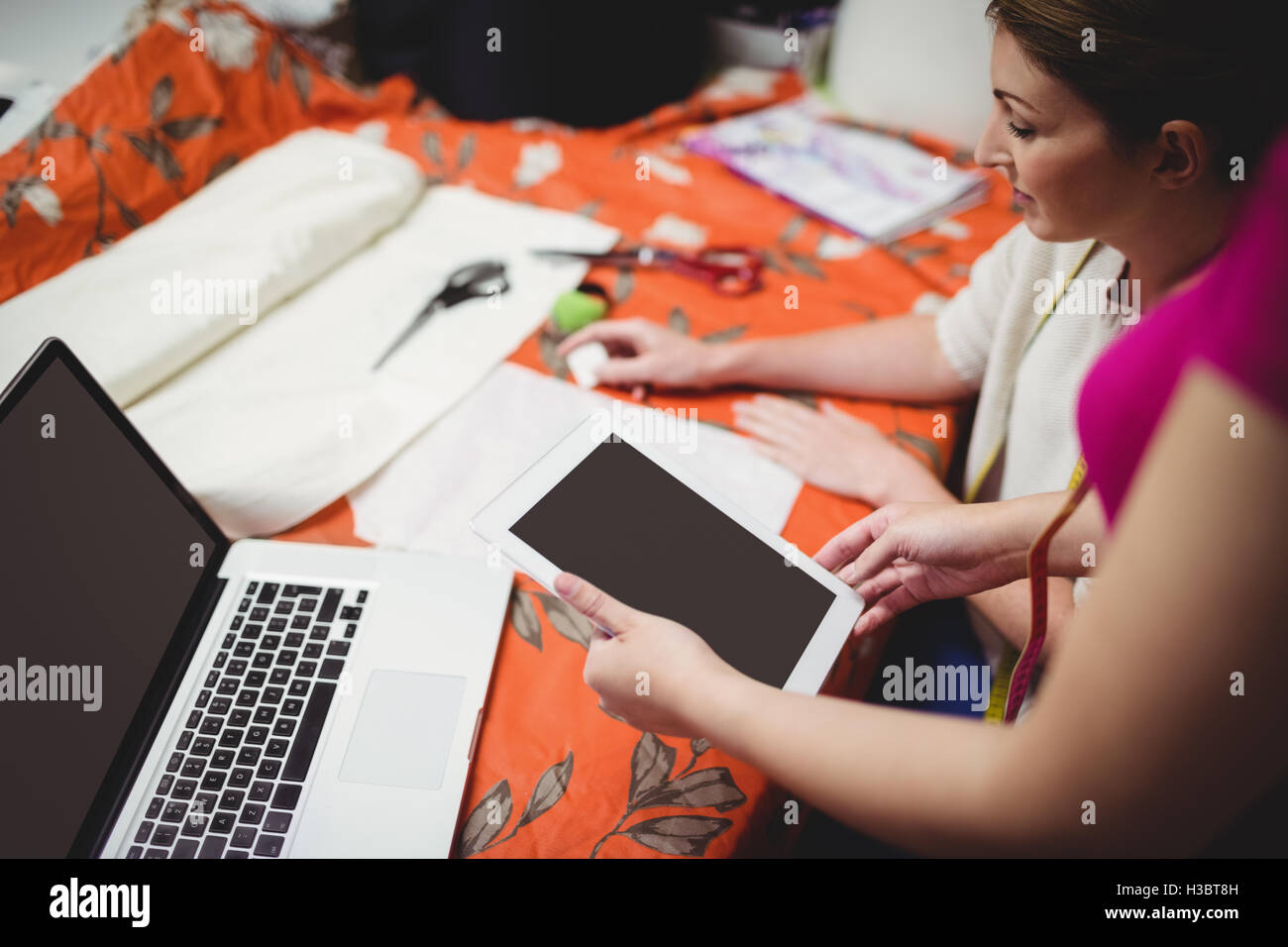 Female designer tablet hi-res stock photography and images - Alamy
